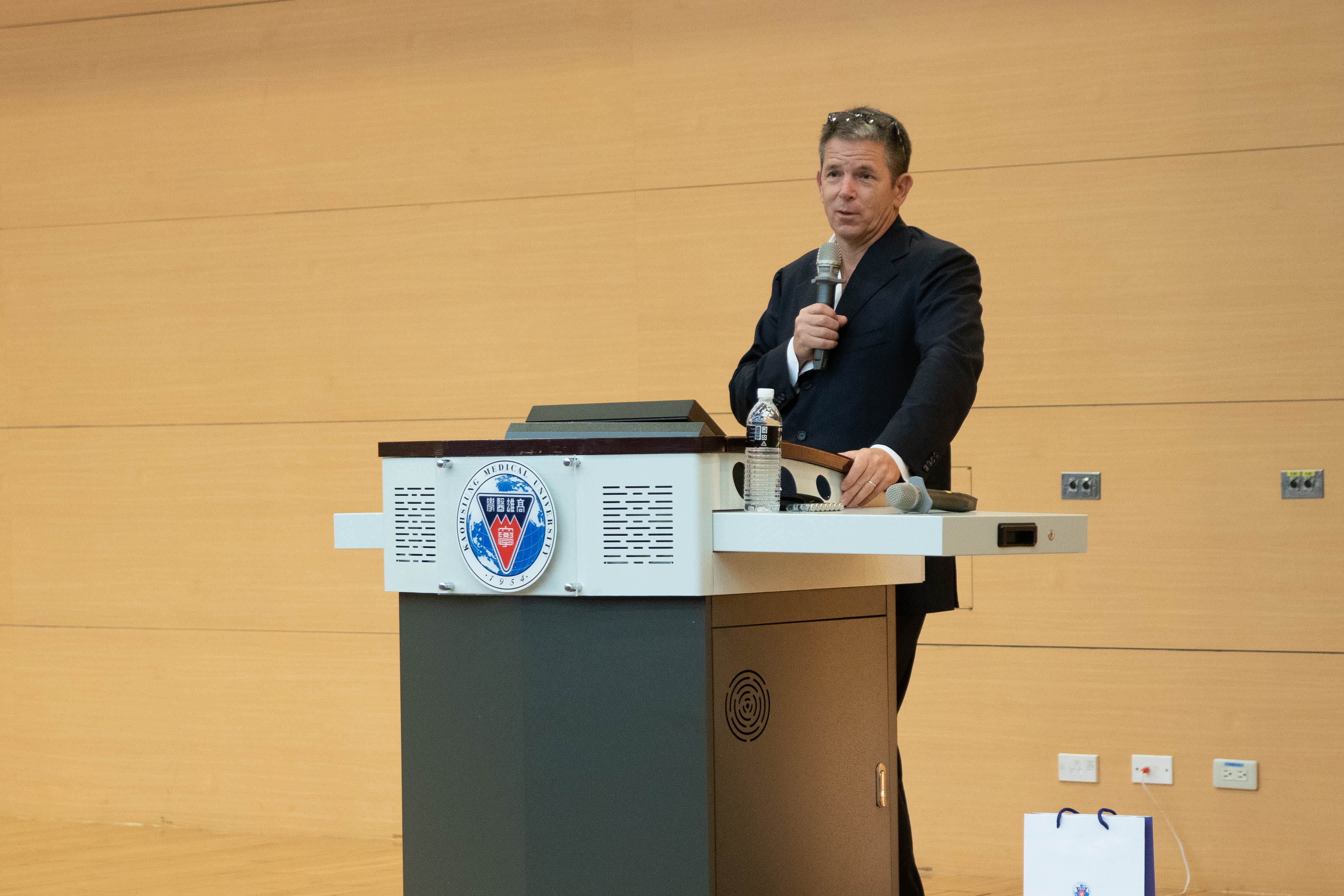 高雄醫學大學 高醫書院 - 【經典人物講座】持續學習-哈佛大學Dr. DiGiovanni「How to build up a ...