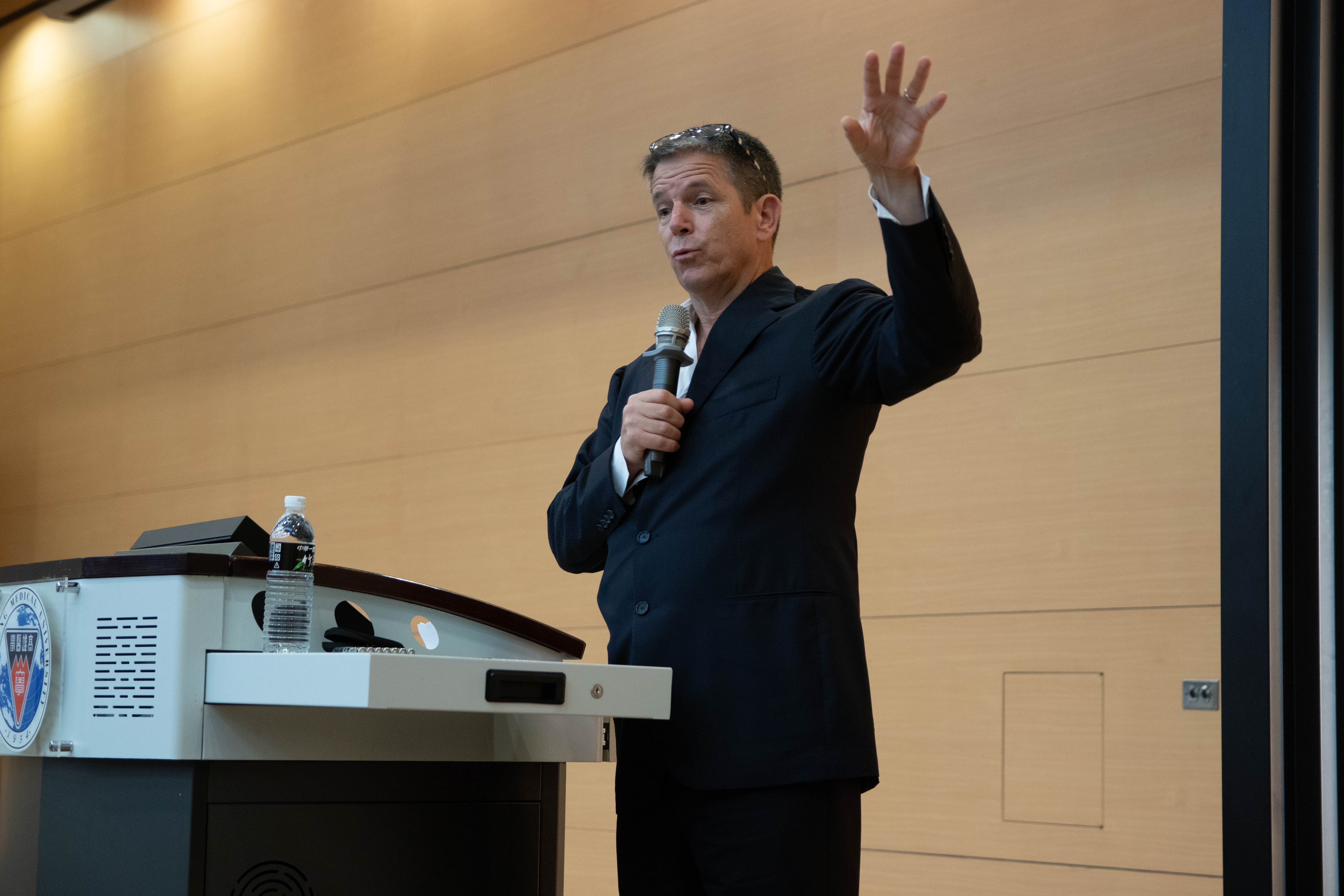 高雄醫學大學 高醫書院 - 【經典人物講座】持續學習-哈佛大學Dr. DiGiovanni「How to build up a ...