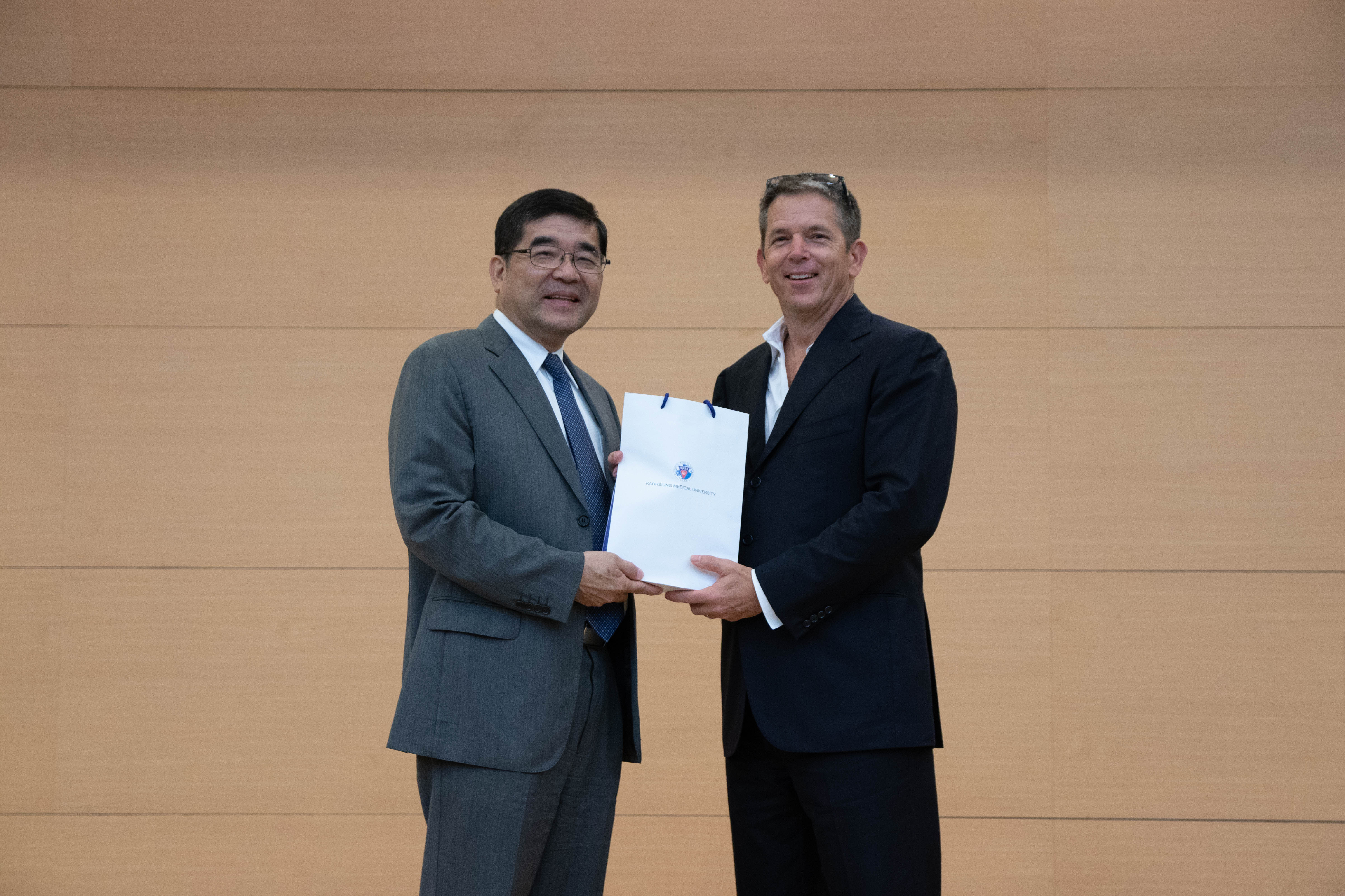 高雄醫學大學 高醫書院 - 【經典人物講座】持續學習-哈佛大學Dr. DiGiovanni「How to build up a ...